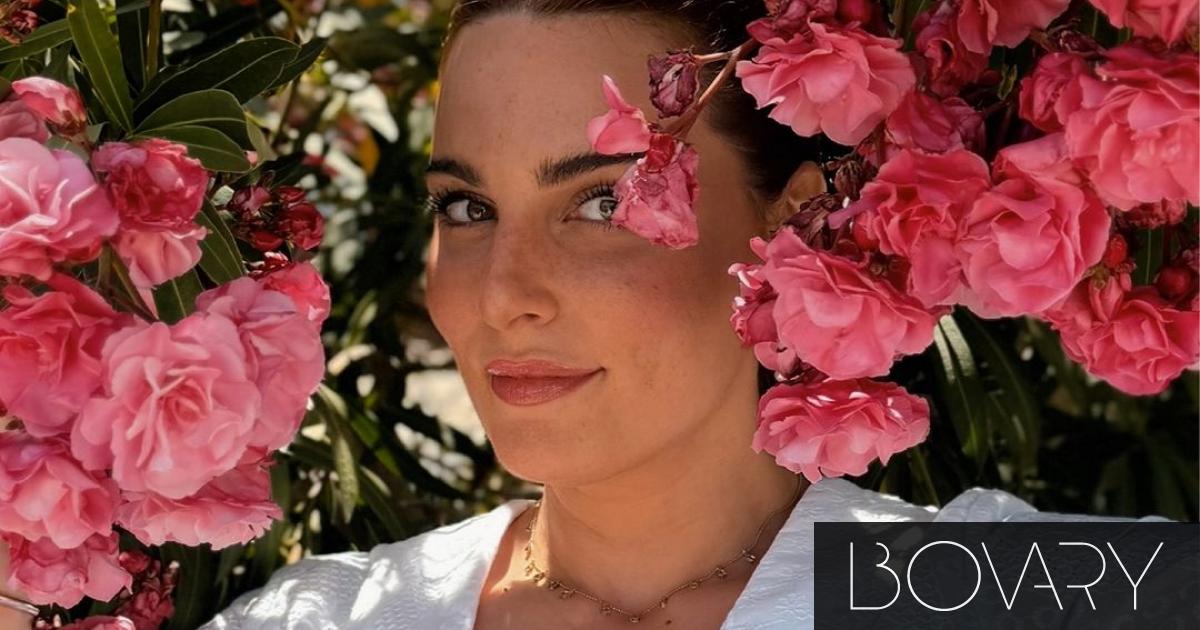 H Εβελίνα Νικόλιζα με ρομαντικό λευκό φόρεμα και παιχνιδιάρικα σκουλαρίκια από τα Zara -Πώς θα ...